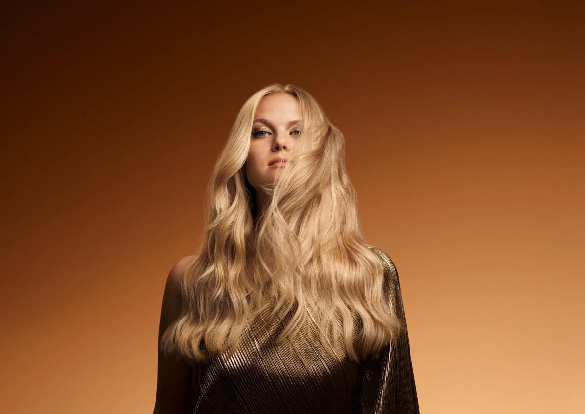 Comment se débarrasser des cheveux sujets à frisottis | Wella Professionals